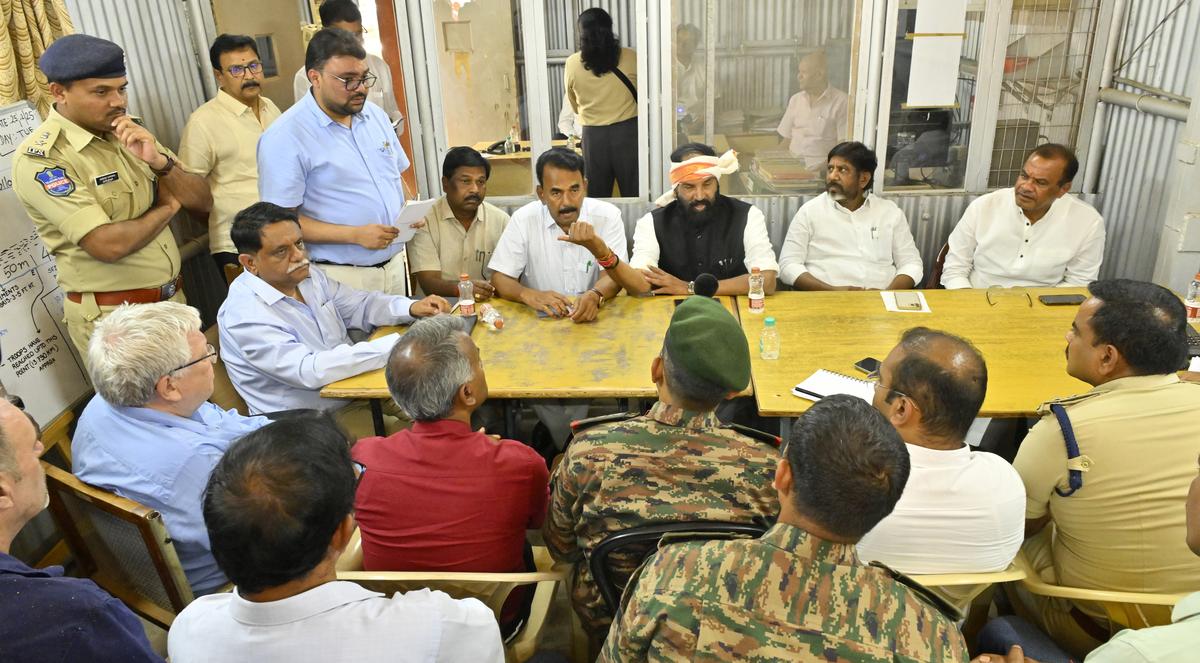 Telangana SLBC tunnel rescue: Slush and water seepage hinder rescue operation - The Hindu